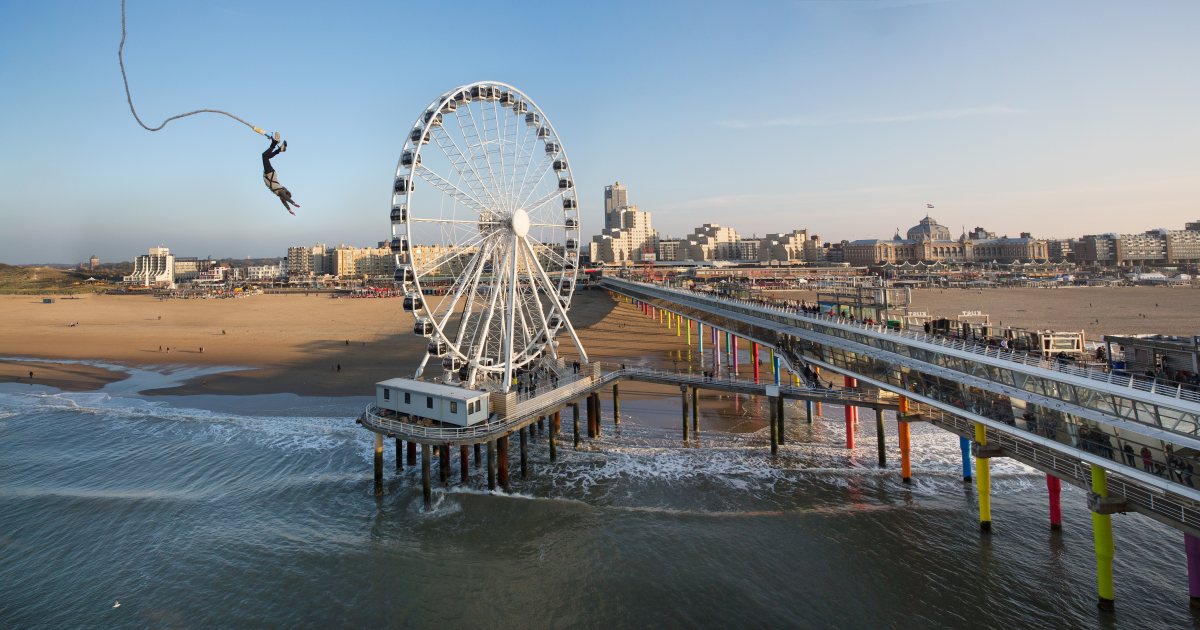 The beach of Scheveningen is open and the destination for cooling off ...